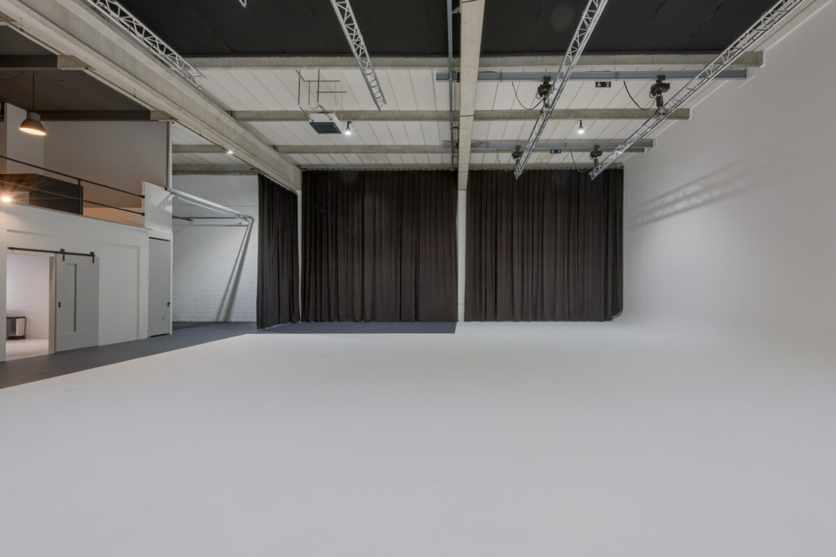 Grote studio te huur in Amsterdam, 340 m² met gratis parkeren